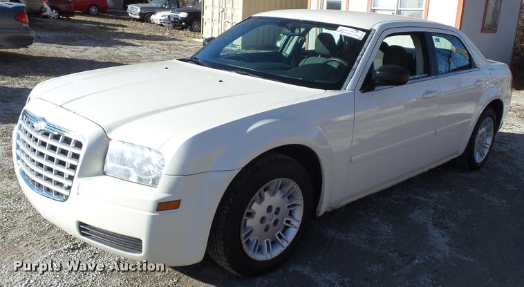 2006 Chrysler 300 in Atchison, KS | Item K8015 sold | Purple Wave