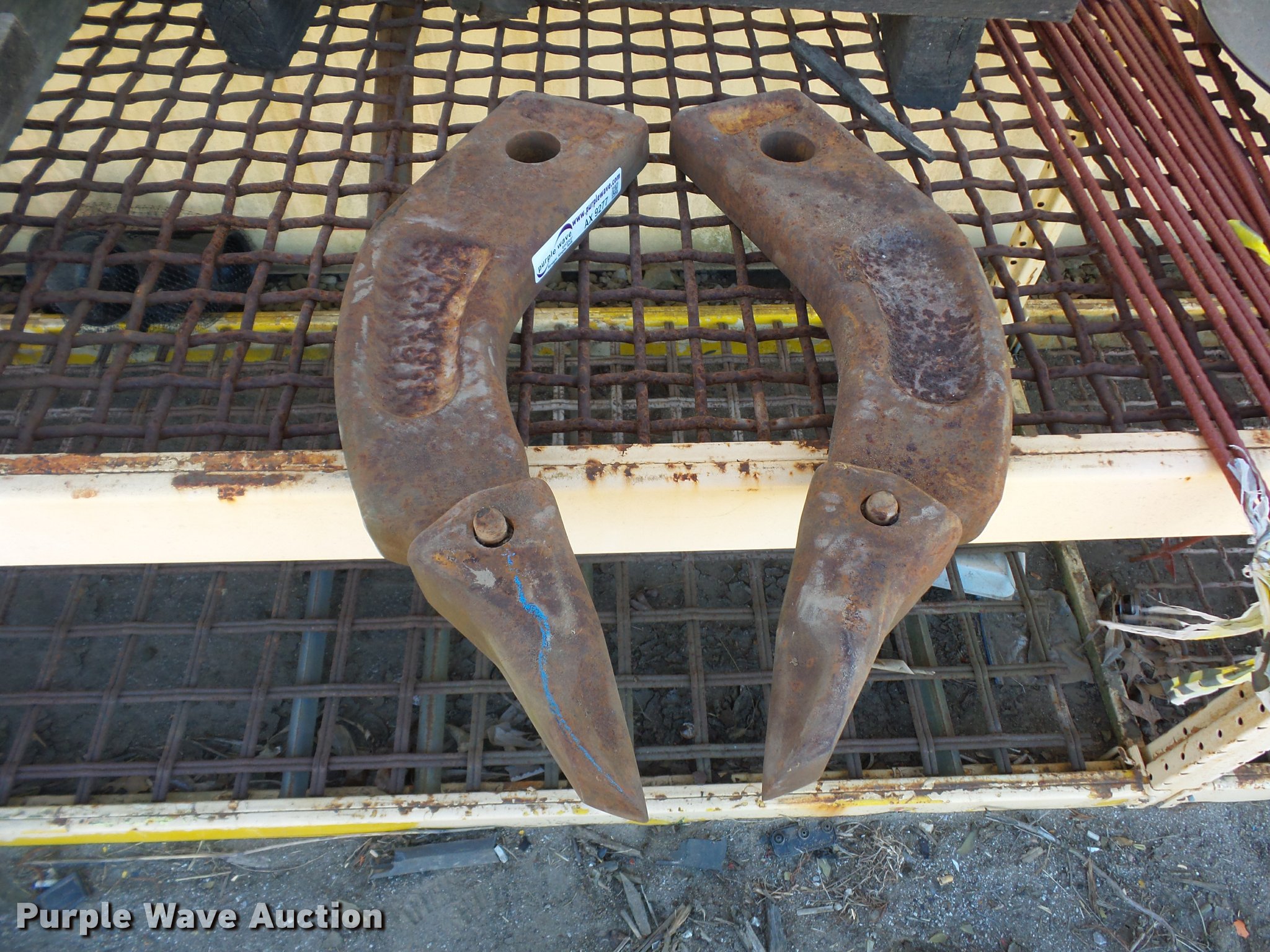 (2) Caterpillar D6R dozer ripper shanks in Greenwood, MO | Item AX9277 ...