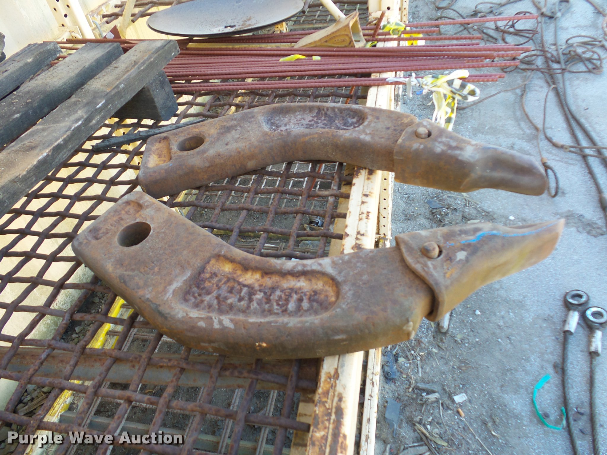 (2) Caterpillar D6R dozer ripper shanks in Greenwood, MO | Item AX9277 ...