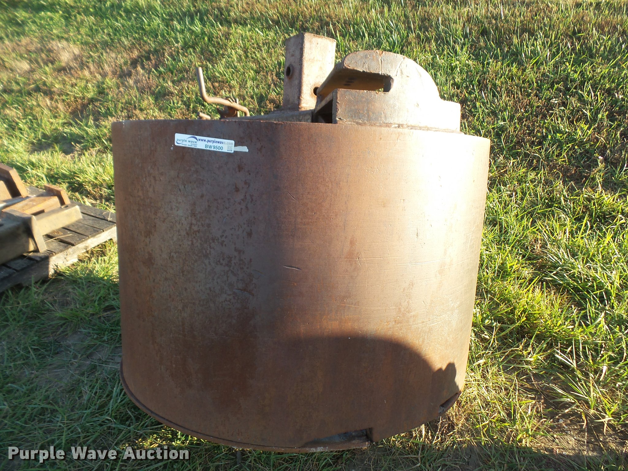 48" muck bucket in Bonner Springs, KS | Item BW9500 sold | Purple Wave
