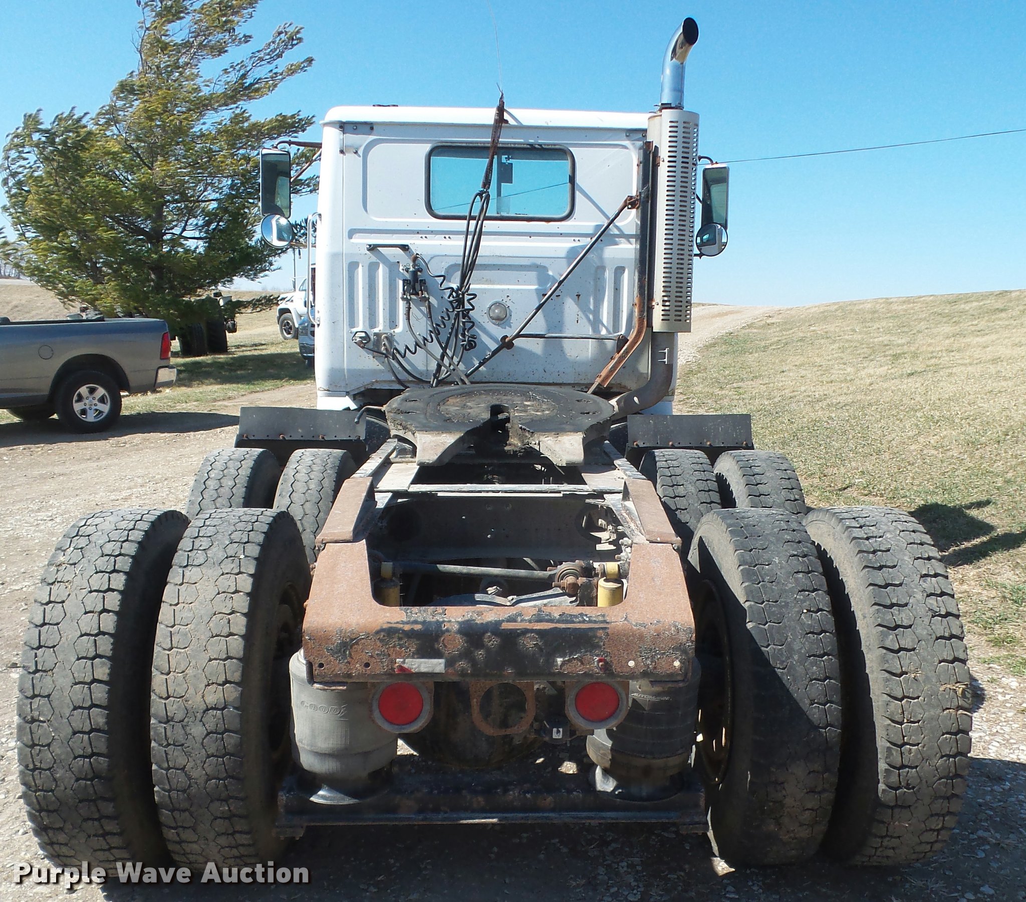 1994 Volvo WG semi truck in De Kalb, MO | Item DB0522 sold | Purple Wave