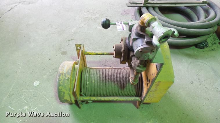 David round winch in Hutchinson, KS | Item DQ9880 sold | Purple Wave