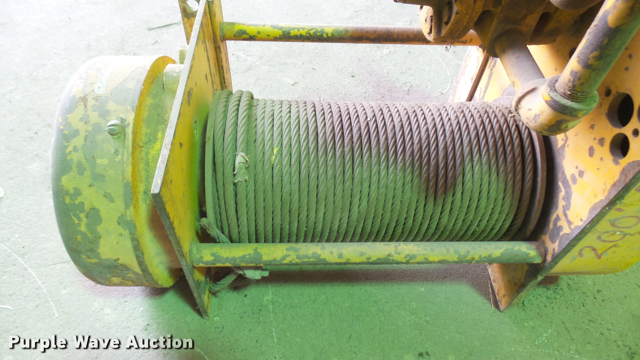 David round winch in Hutchinson, KS | Item DQ9880 sold | Purple Wave