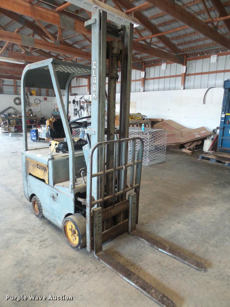 Clark CF25 forklift in Fort Scott, KS | Item DA8083 sold | Purple Wave