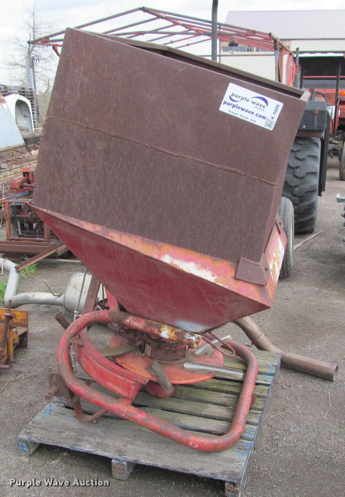 Lely fertilizer spreader in Lino Lakes, MN | Item K4888 sold | Purple Wave