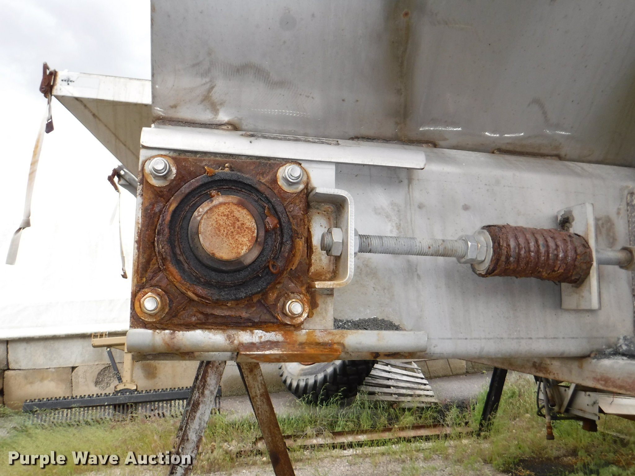 Monroe stainless steel V-box spreader in Mound City, KS | Item DJ9082 ...