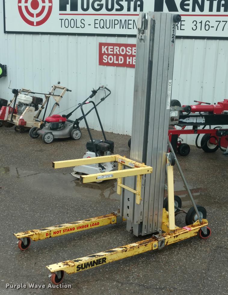 Sumner 2124 material lift in Augusta, KS | Item BU9967 sold | Purple Wave