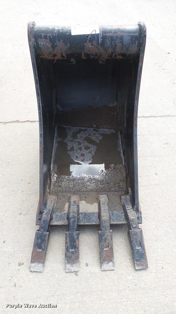 Woods excavator bucket in Wichita, KS | Item DQ9093 sold | Purple Wave