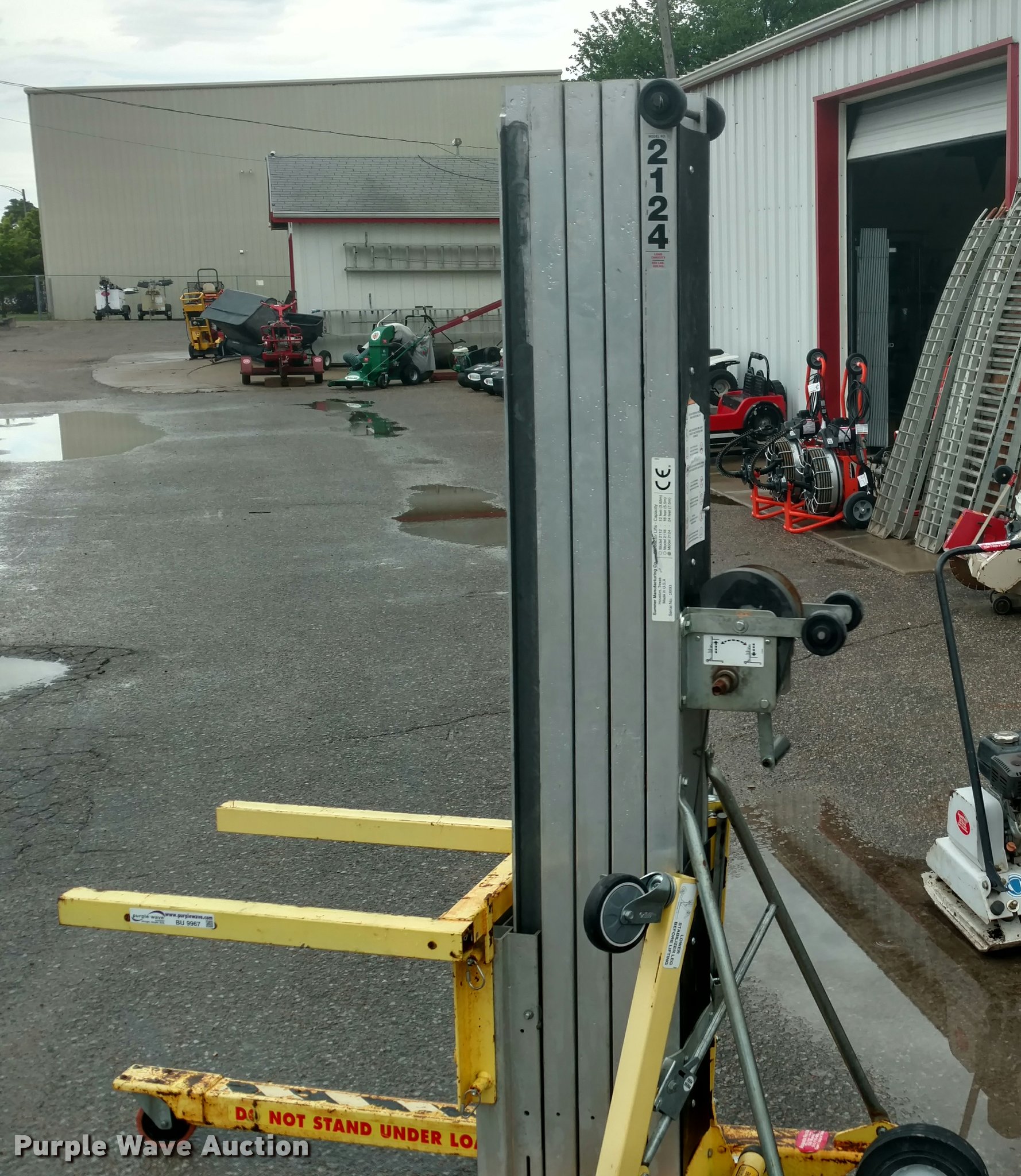 Sumner 2124 material lift in Augusta, KS | Item BU9967 sold | Purple Wave