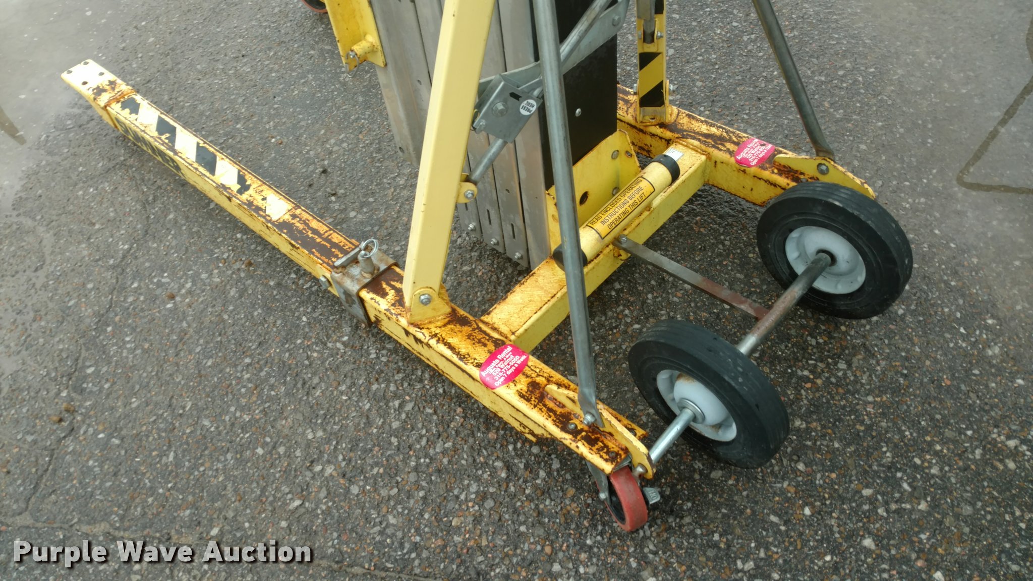 Sumner 2124 material lift in Augusta, KS | Item BU9967 sold | Purple Wave