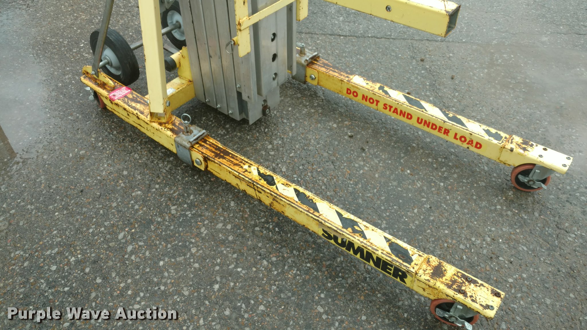 Sumner 2124 material lift in Augusta, KS | Item BU9967 sold | Purple Wave