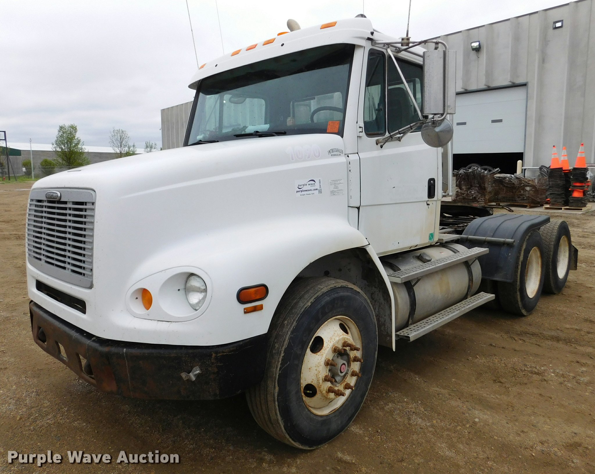 2001 Freightliner FL112 semi truck in Moorhead, MN | Item DA1054 sold ...