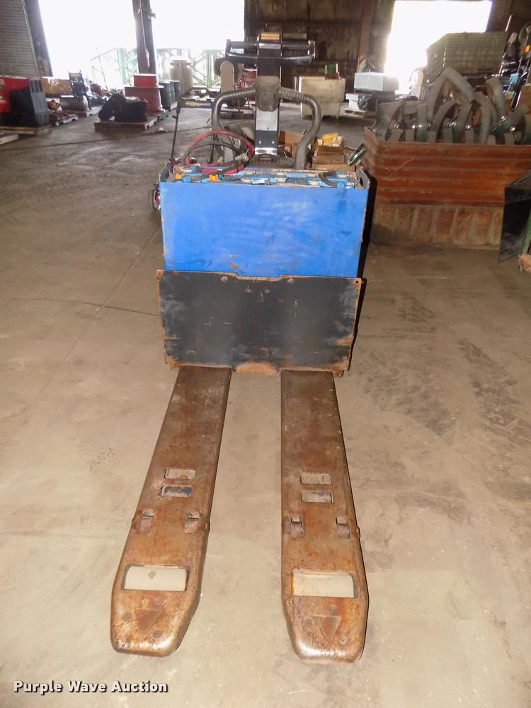 Crown PE4000-60 pallet jack in Omaha, NE | Item DA0741 sold | Purple Wave
