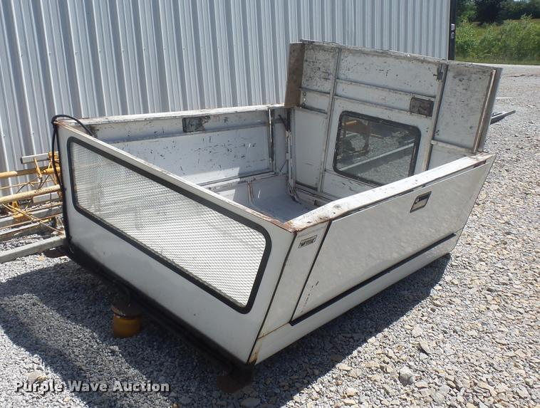 Gemtop camper shell in Holden, MO | Item DJ9522 sold | Purple Wave