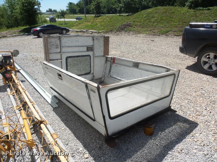 Gemtop camper shell in Holden, MO | Item DJ9522 sold | Purple Wave