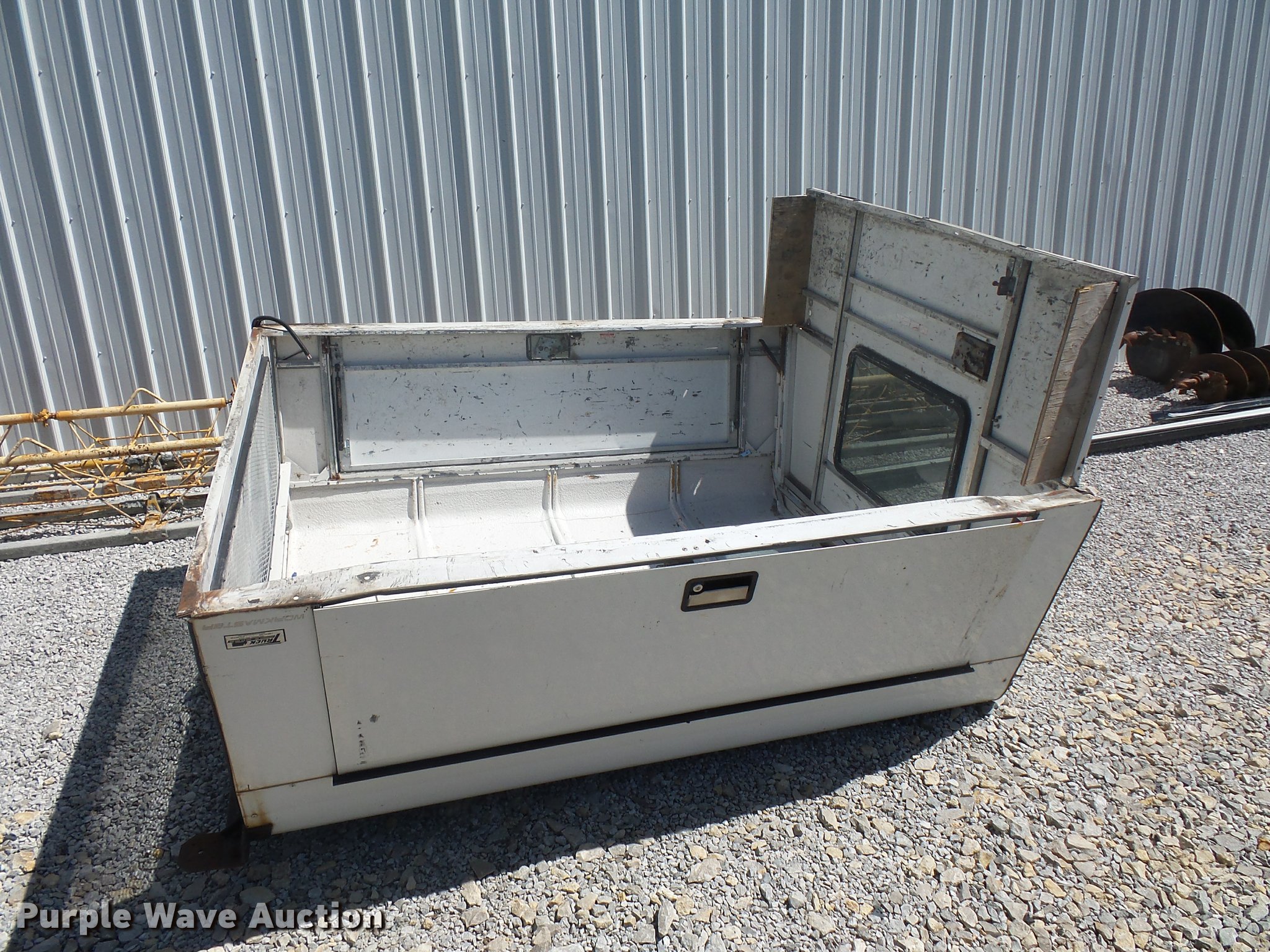 Gemtop camper shell in Holden, MO | Item DJ9522 sold | Purple Wave