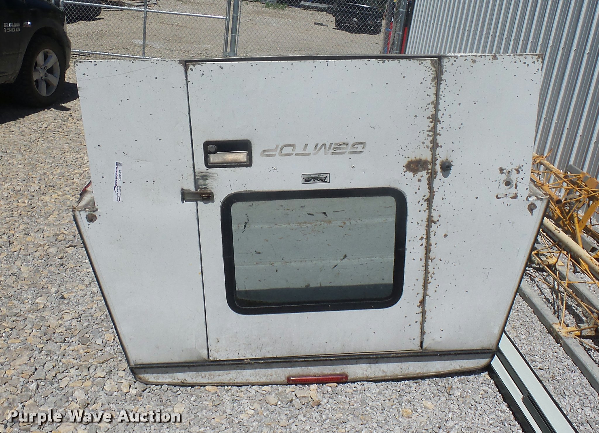 Gemtop camper shell in Holden, MO | Item DJ9522 sold | Purple Wave