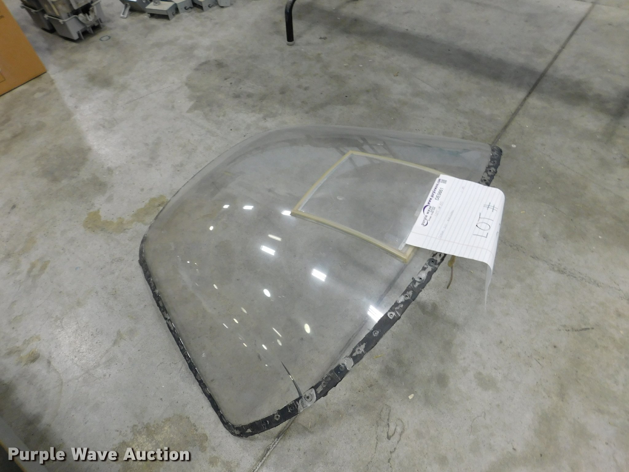 Cessna 310 windscreen in Salina, KS | Item DE9861 sold | Purple Wave
