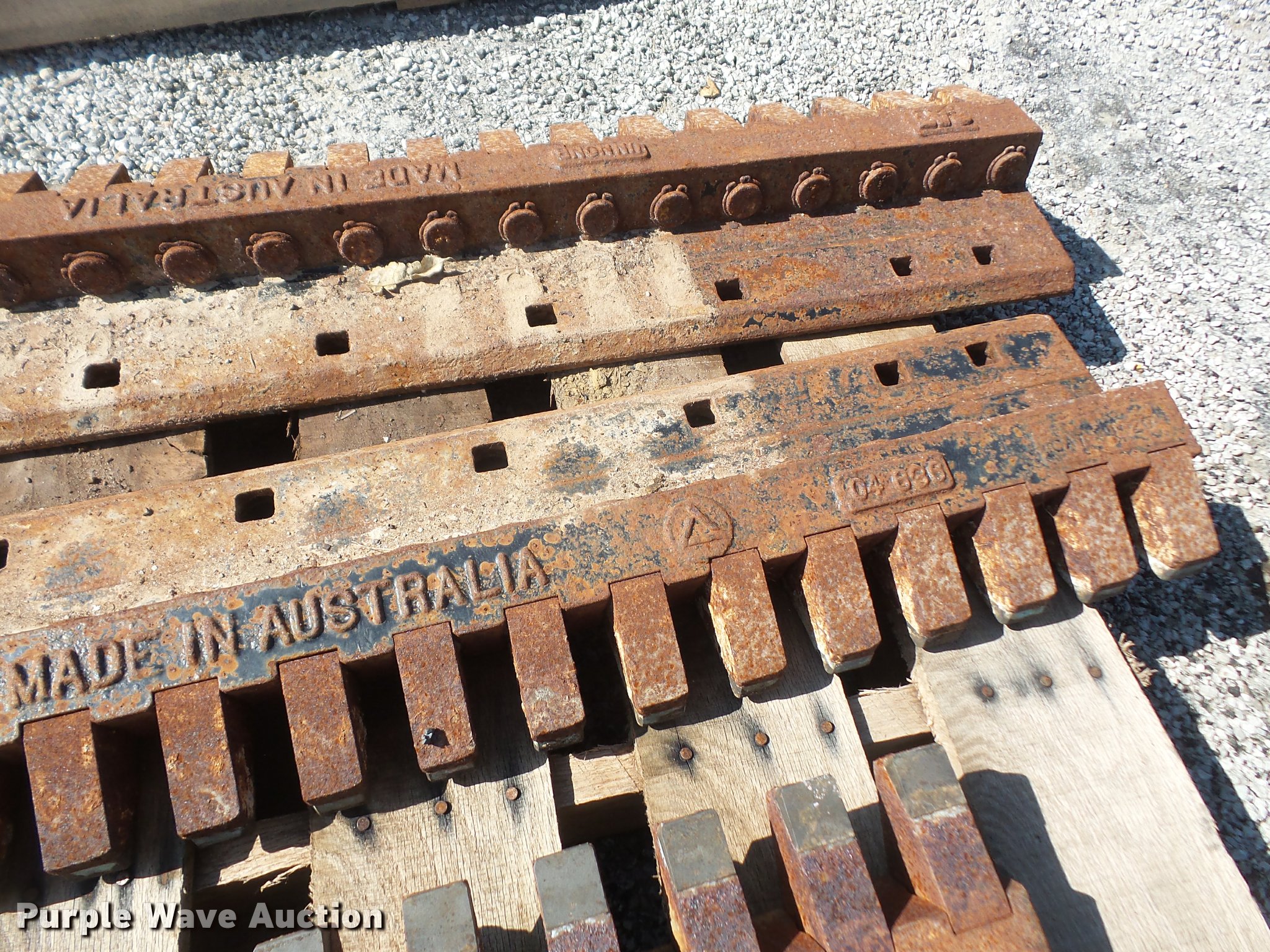 Caterpillar grader blade teeth cutting edges in Leavenworth, KS | Item ...