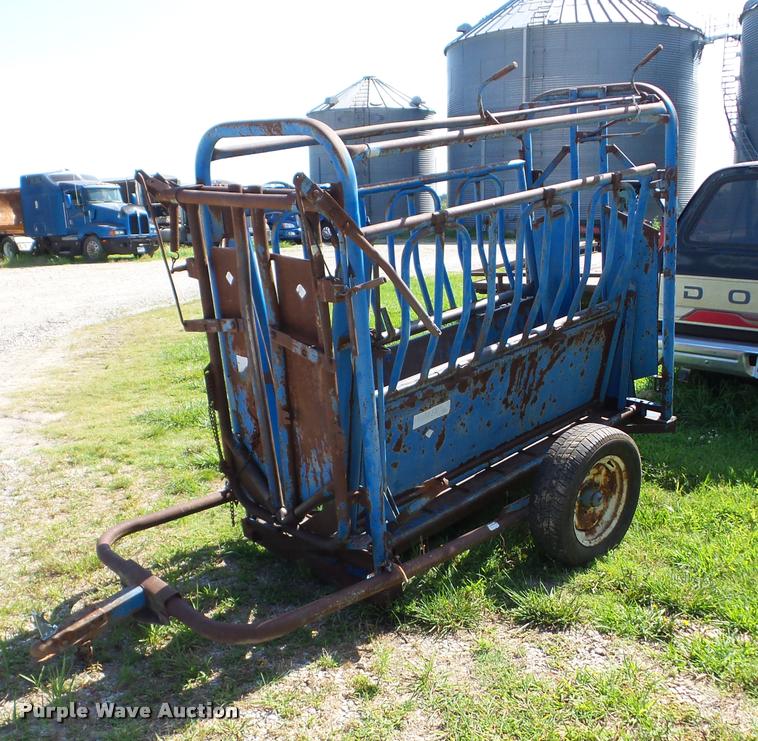 Priefert 81 squeeze chute in Asbury, MO | Item BI9653 sold | Purple Wave