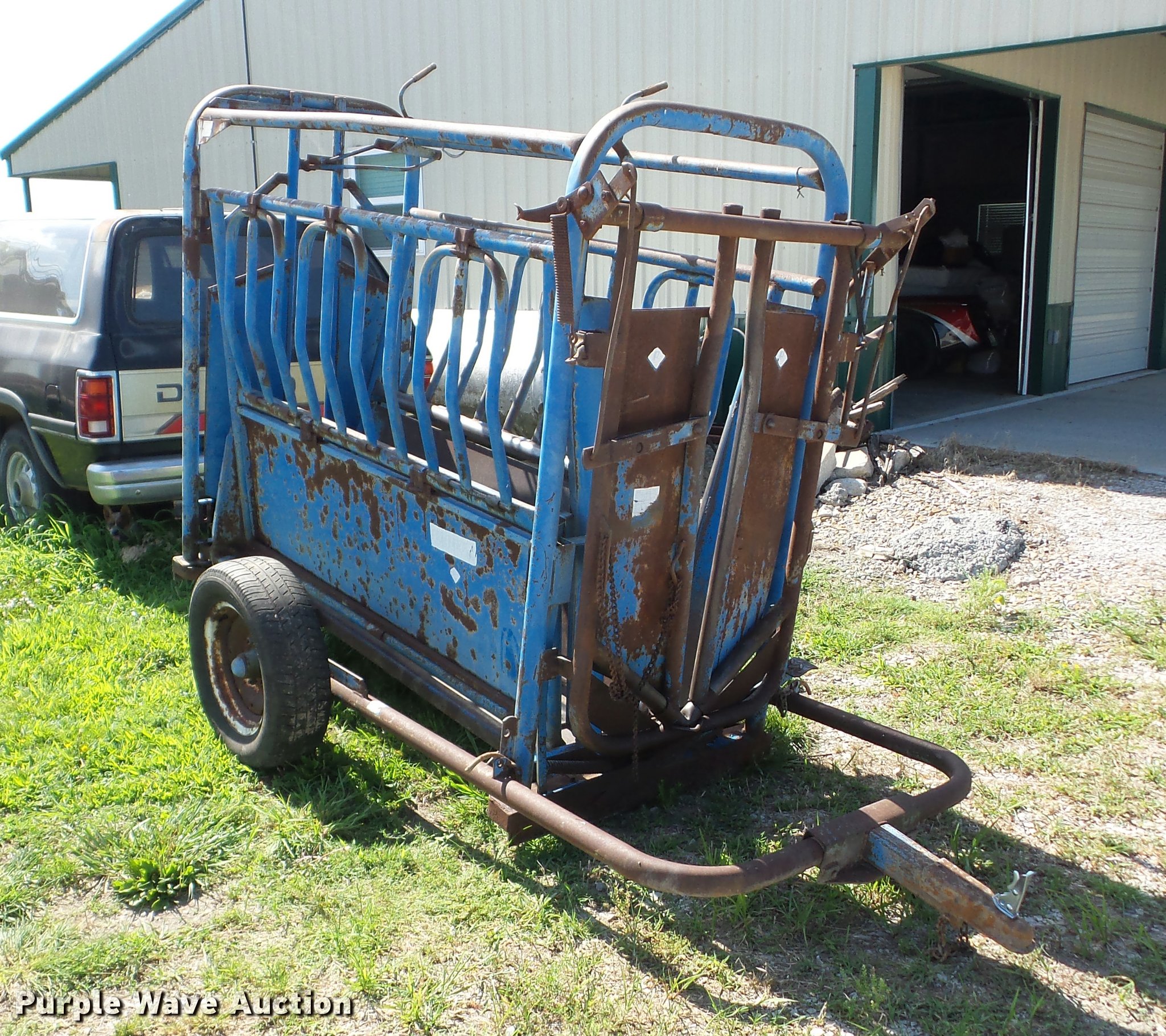 Priefert 81 squeeze chute in Asbury, MO | Item BI9653 sold | Purple Wave