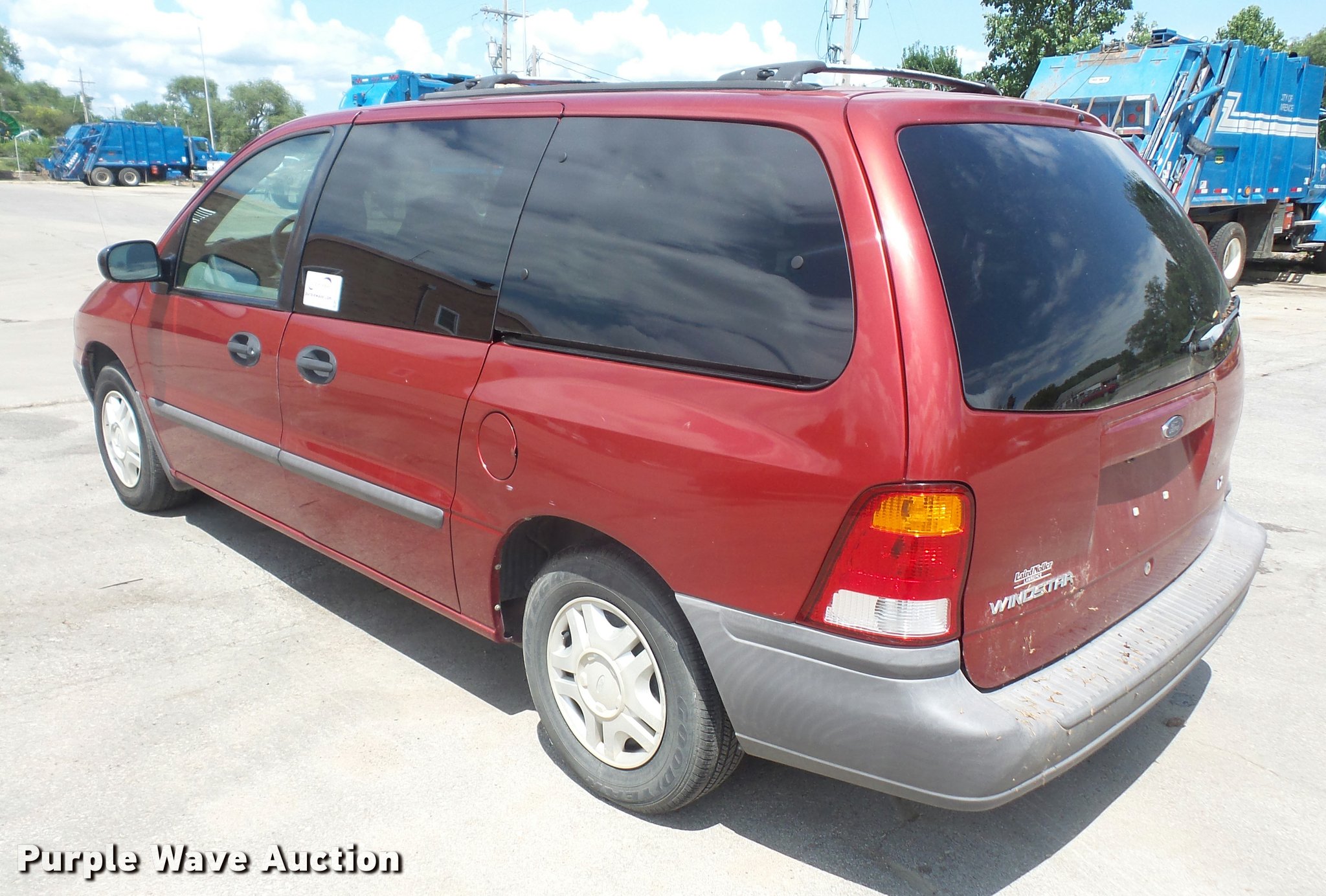 1999 Ford Windstar van in Lawrence, KS | Item DA1633 sold | Purple Wave
