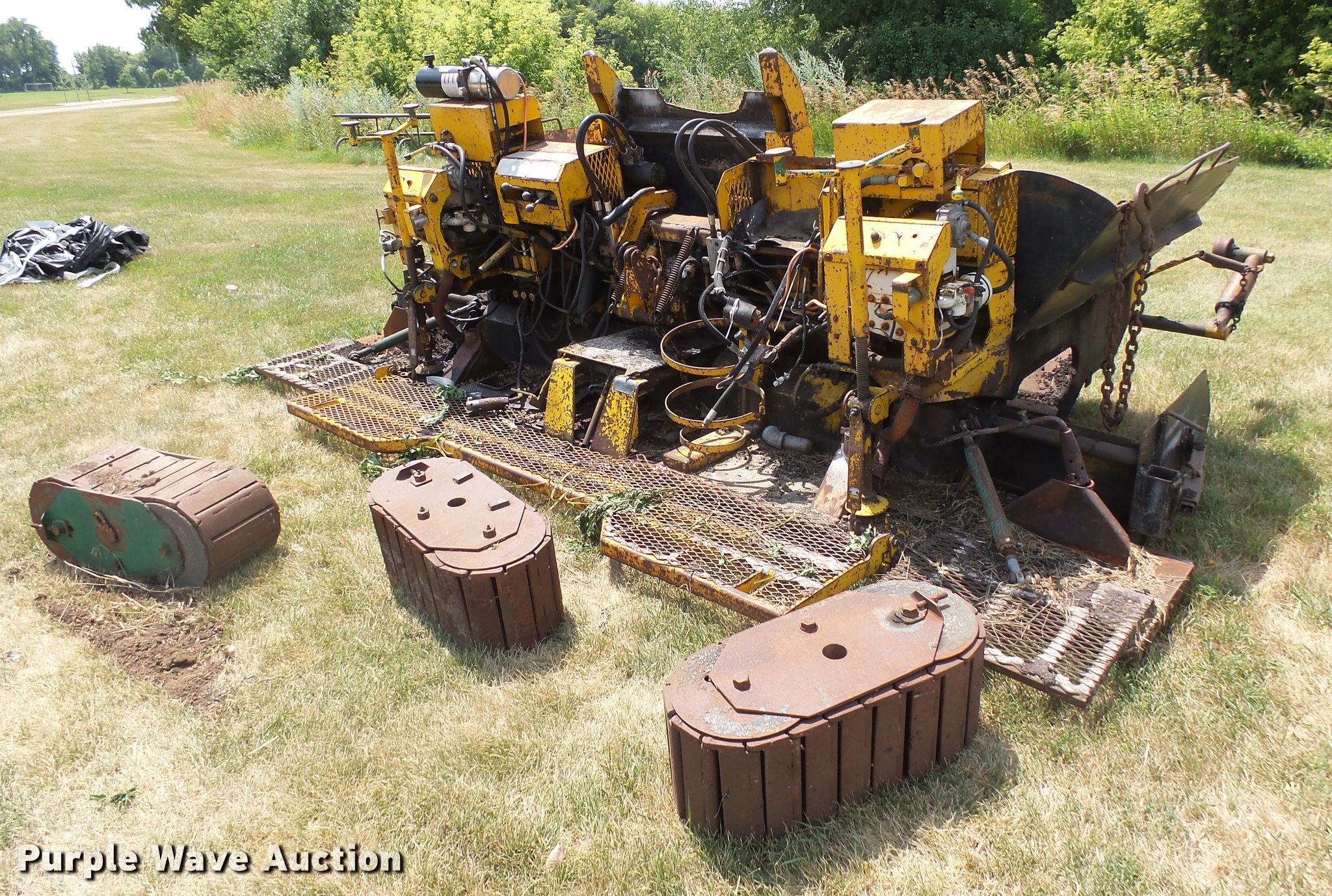1982 Layton F-525 paver in Brandon, SD | Item DH9678 sold | Purple Wave