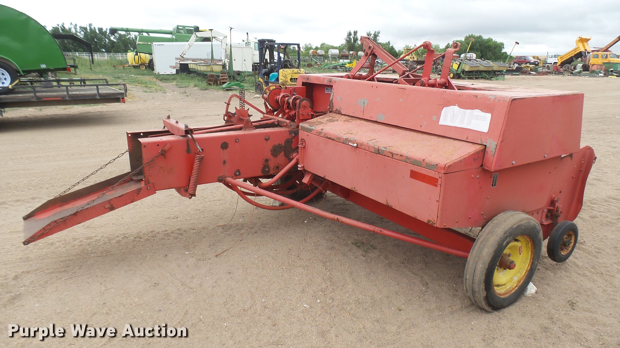 Massey-Ferguson 124 square baler in Kinsley, KS | Item DR9553 sold ...