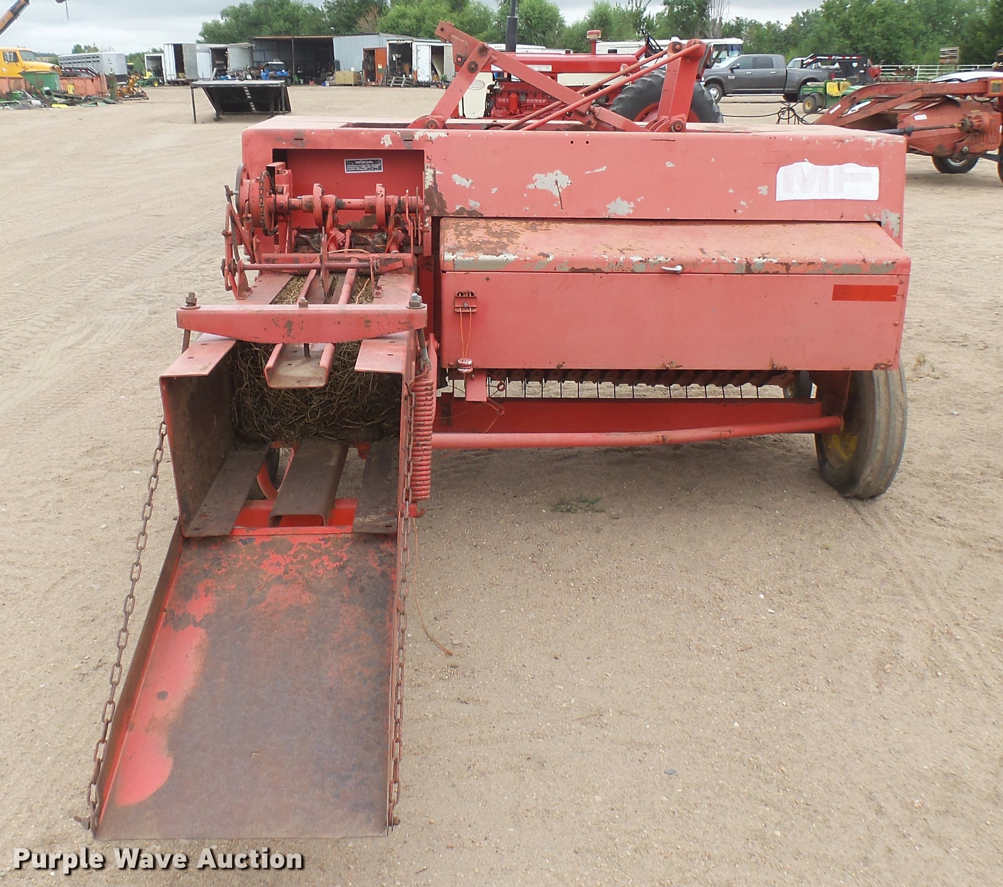 Massey-Ferguson 124 square baler in Kinsley, KS | Item DR9553 sold ...