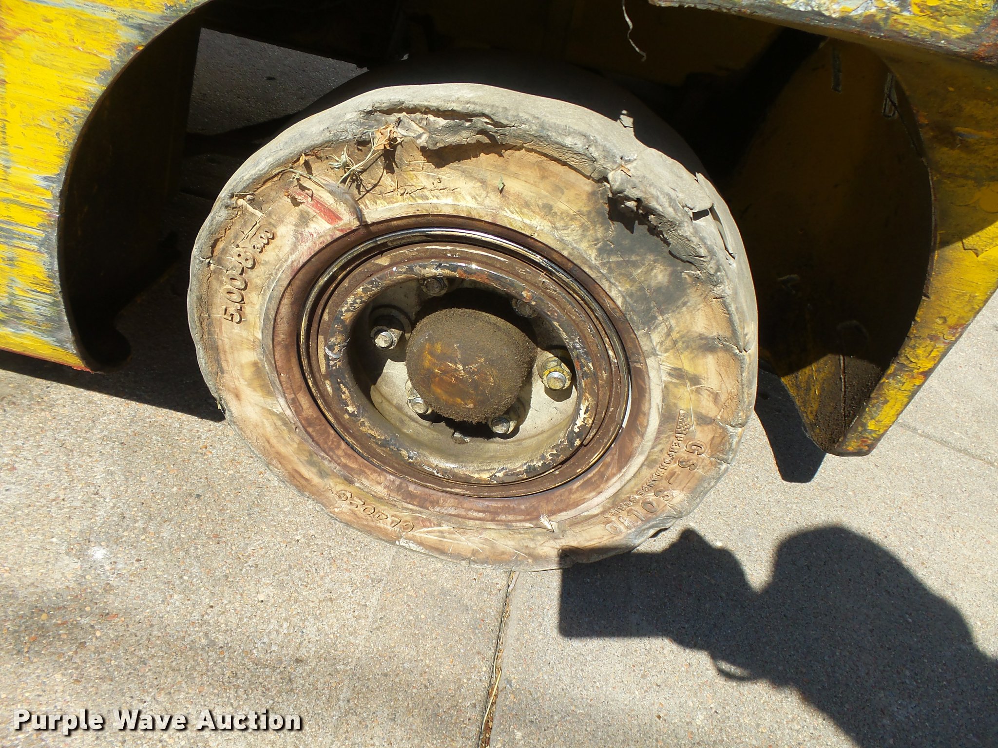 Yale GLP040 forklift in Dodge City, KS | Item DB2733 sold | Purple Wave