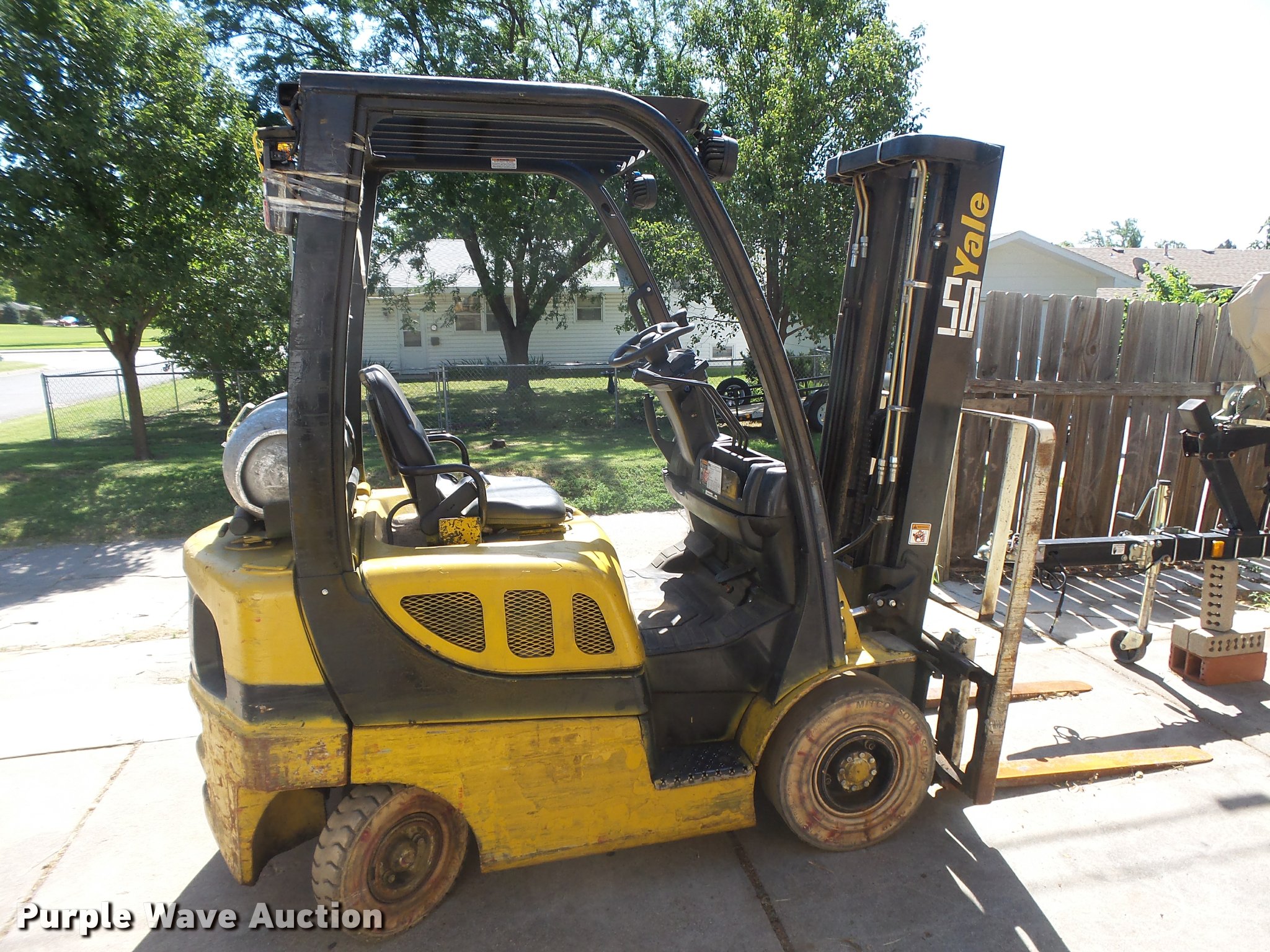 Yale GLP040 forklift in Dodge City, KS | Item DB2734 sold | Purple Wave