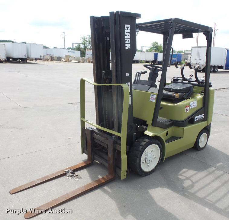 Clark CGC20 forklift in Manhattan, KS | Item DA1729 sold | Purple Wave