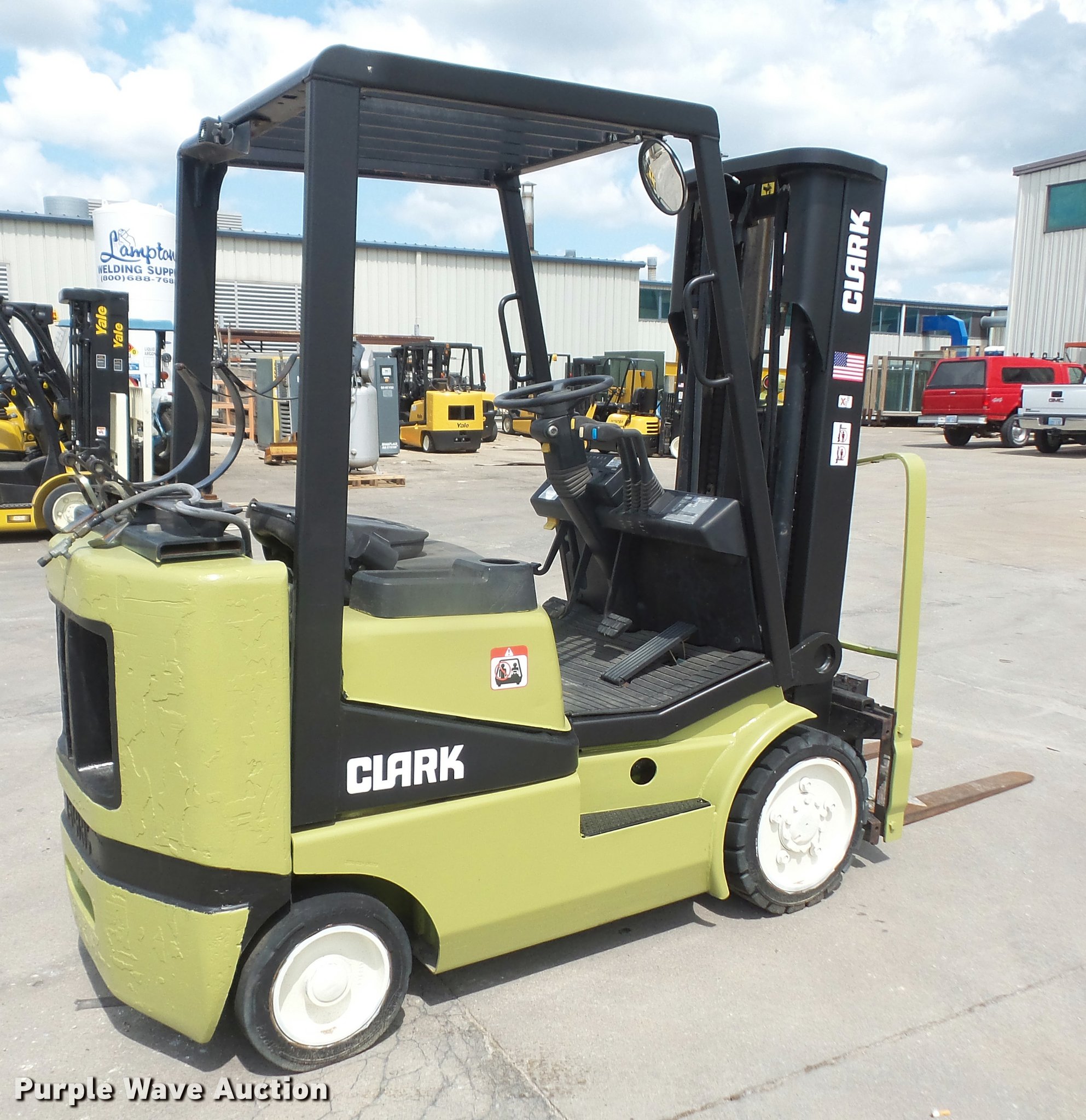 Clark CGC20 forklift in Manhattan, KS | Item DA1729 sold | Purple Wave