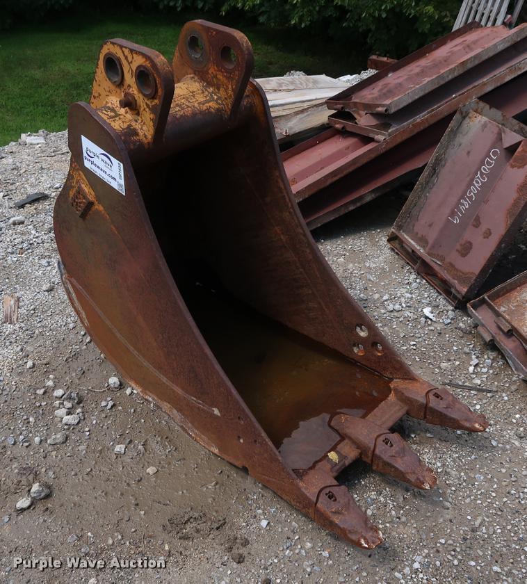 Case 660 backhoe bucket in Sibley, MO | Item DD1658 sold | Purple Wave