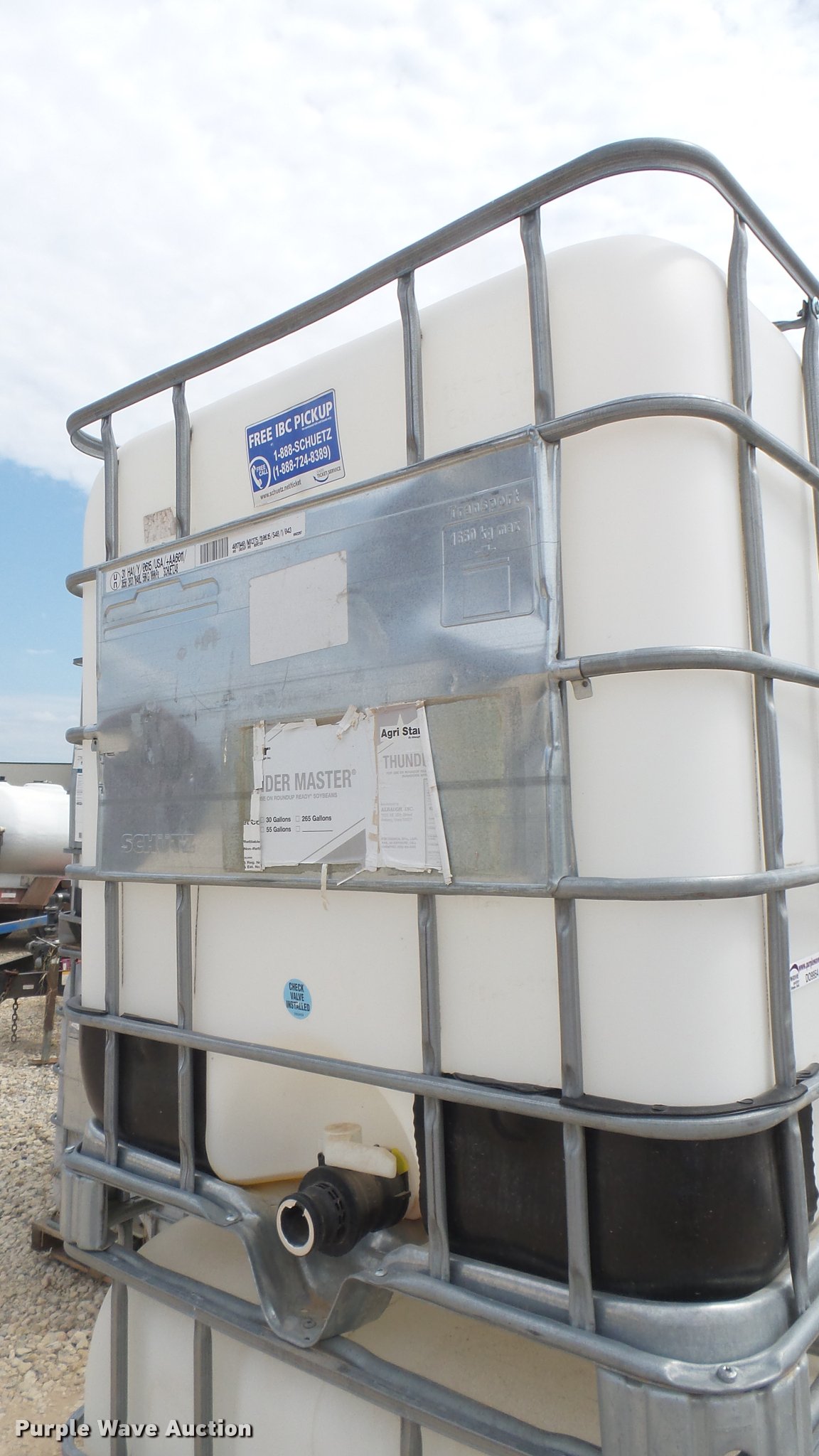 (4) cube chemical shuttles in Lyons, KS | Item DO9953 sold | Purple Wave