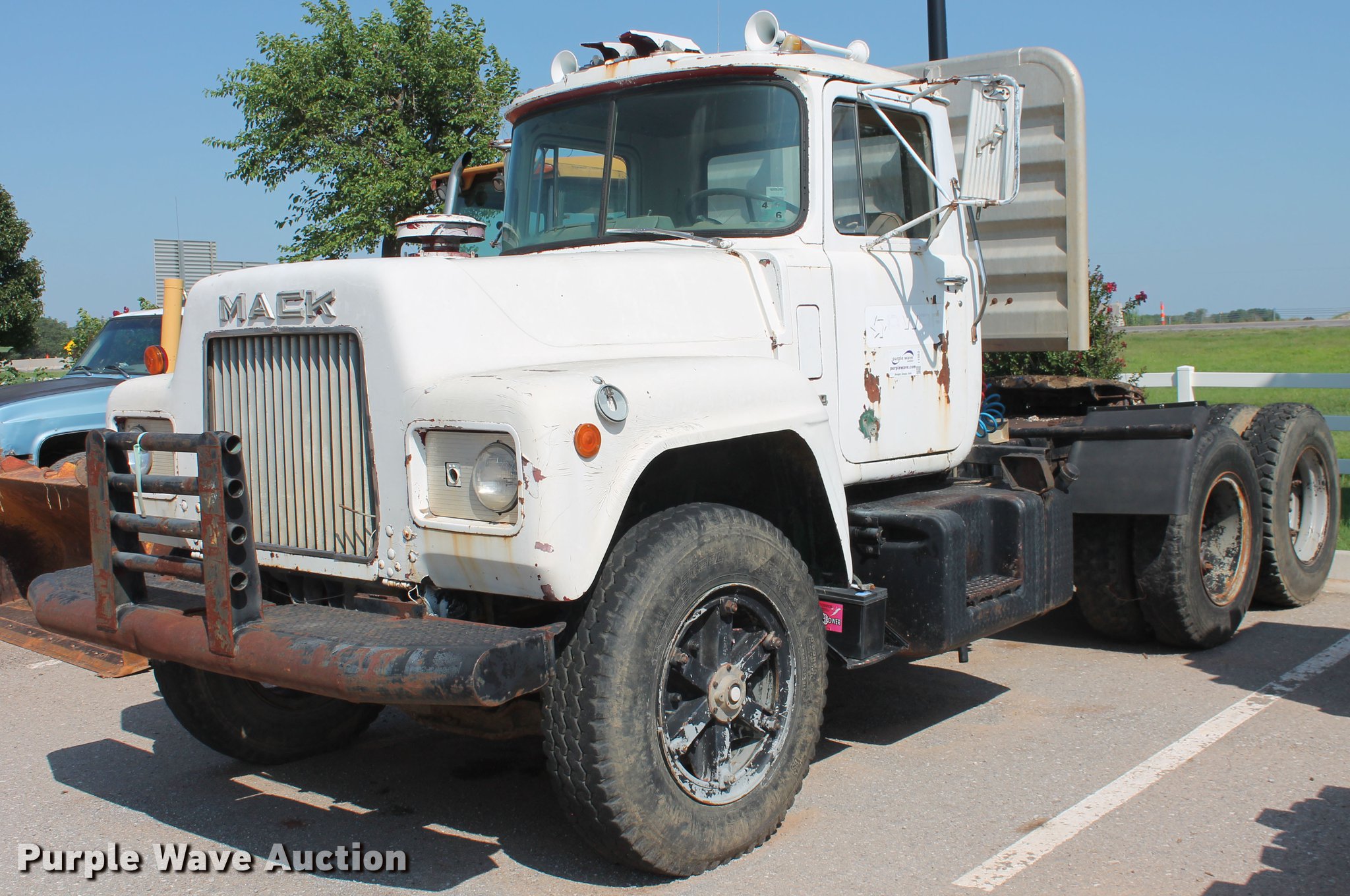 1975 Mack R600 truck cab and chassis in Hinton, OK | Item DB4163 sold ...