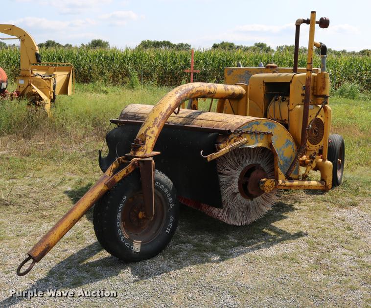 Wisconsin VF4D sweeper in Scranton, KS | Item DD0178 sold | Purple Wave