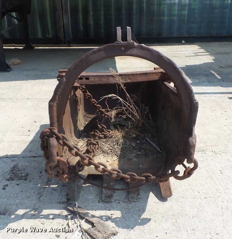 Drag bucket in Liberty, MO | Item DD2060 sold | Purple Wave