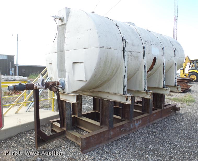 Poly gravity tank in Edmond, OK | Item AO9403 sold | Purple Wave