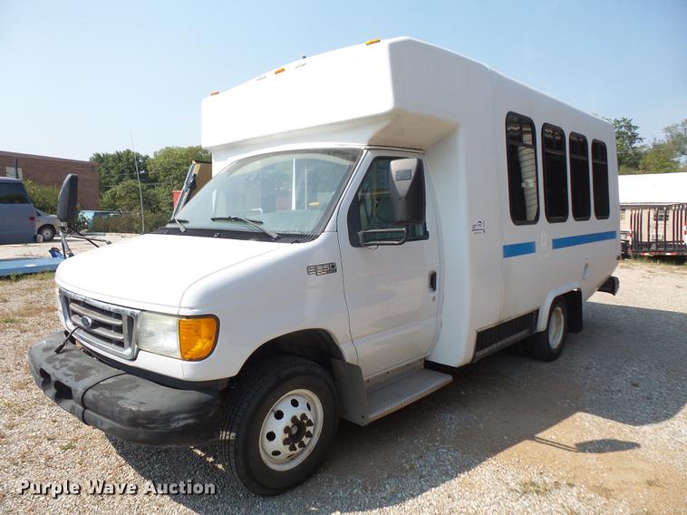 2004 Ford E350 Super Duty shuttle bus in Lawrence, KS | Item DC5326 ...
