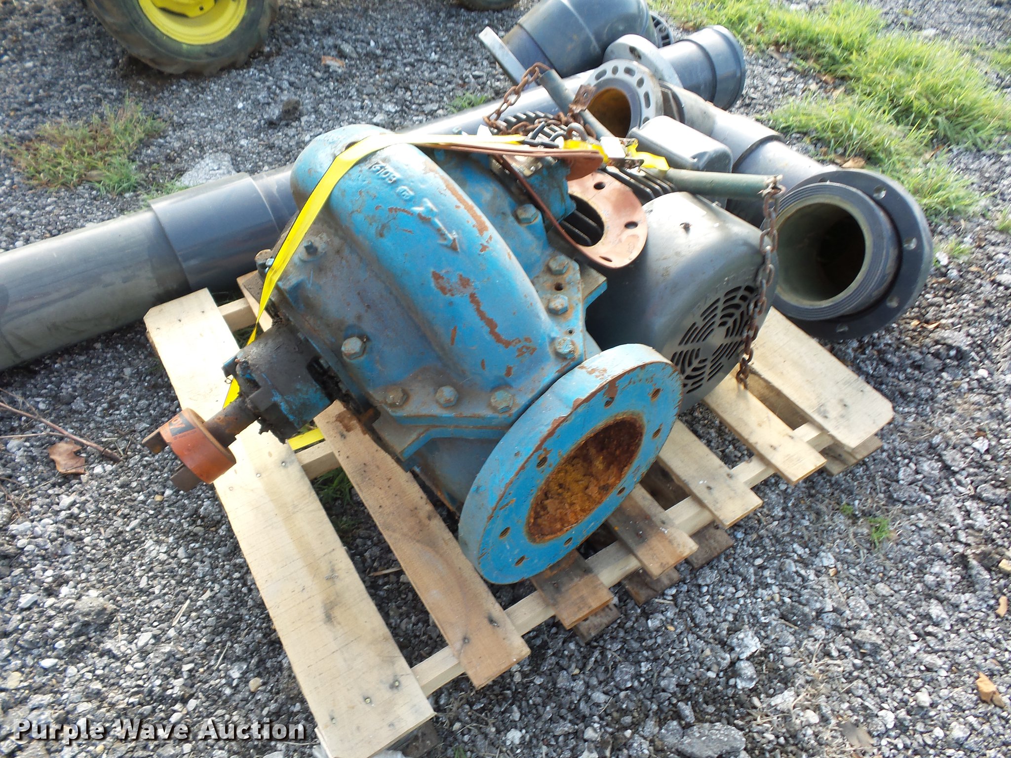 Paco water pump in Nevada, MO | Item DD2114 sold | Purple Wave