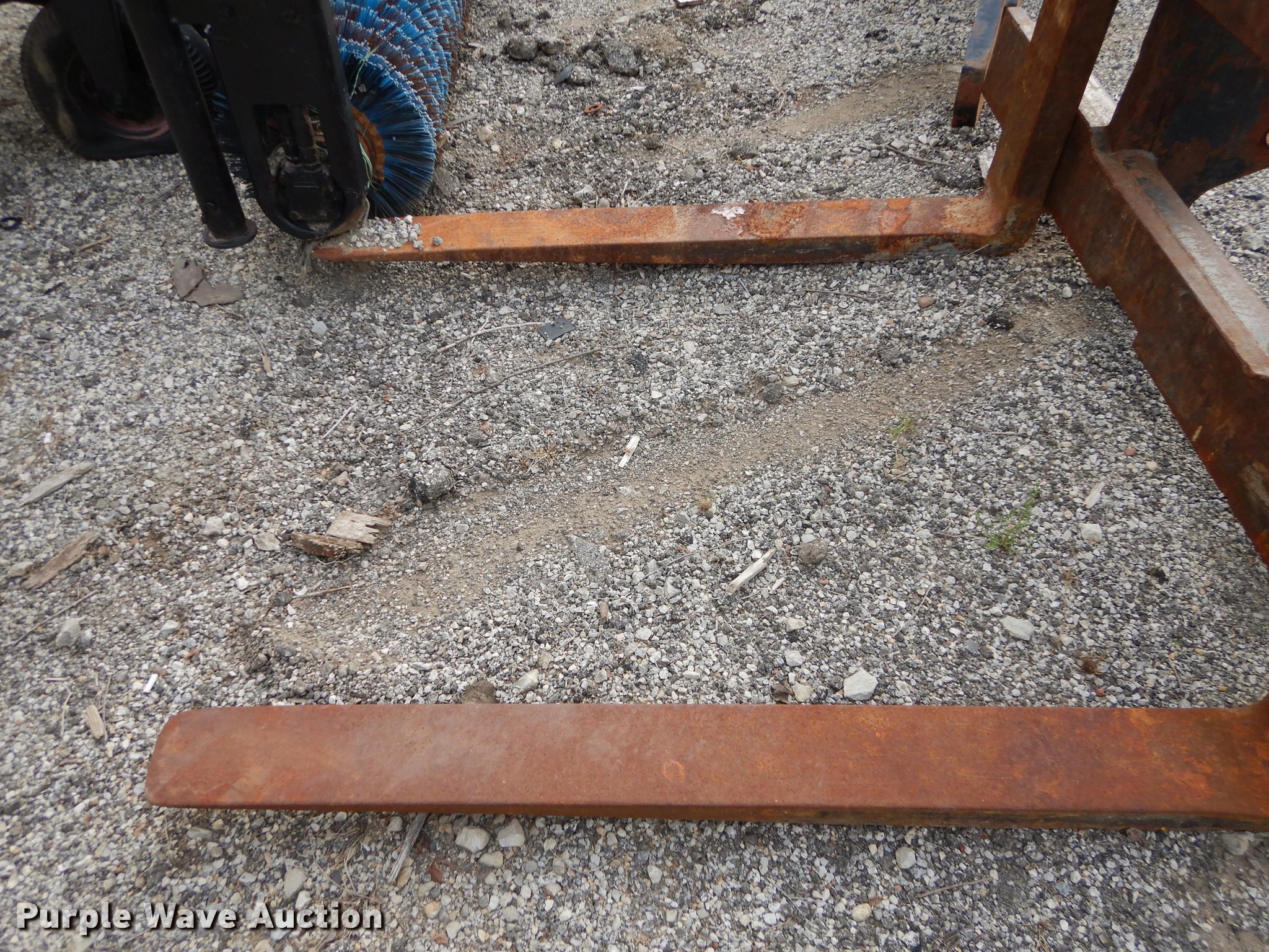 Kenhar pallet forks in Saint Joseph, MO | Item DS9800 sold | Purple Wave
