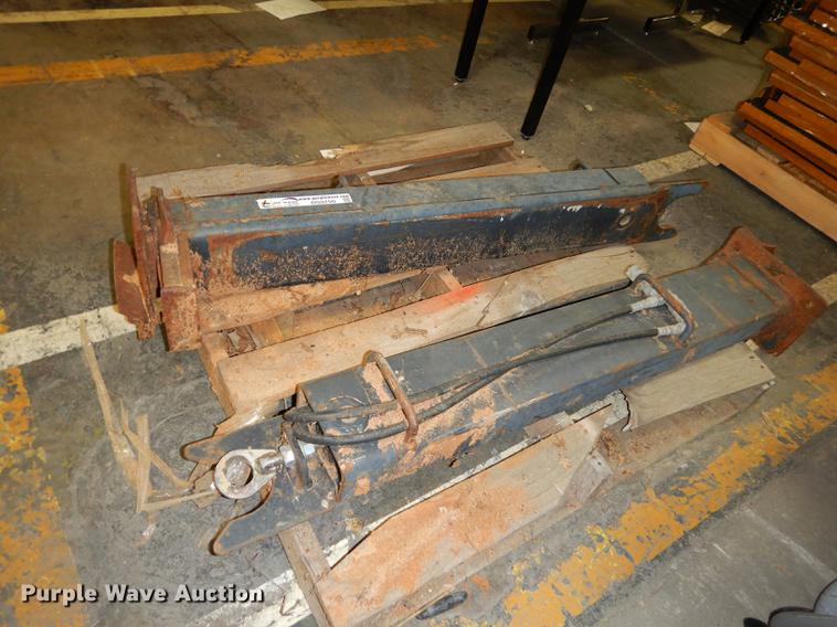 (2) Bobcat rear stabilizer legs in Lawrence, KS | Item DS9750 sold ...