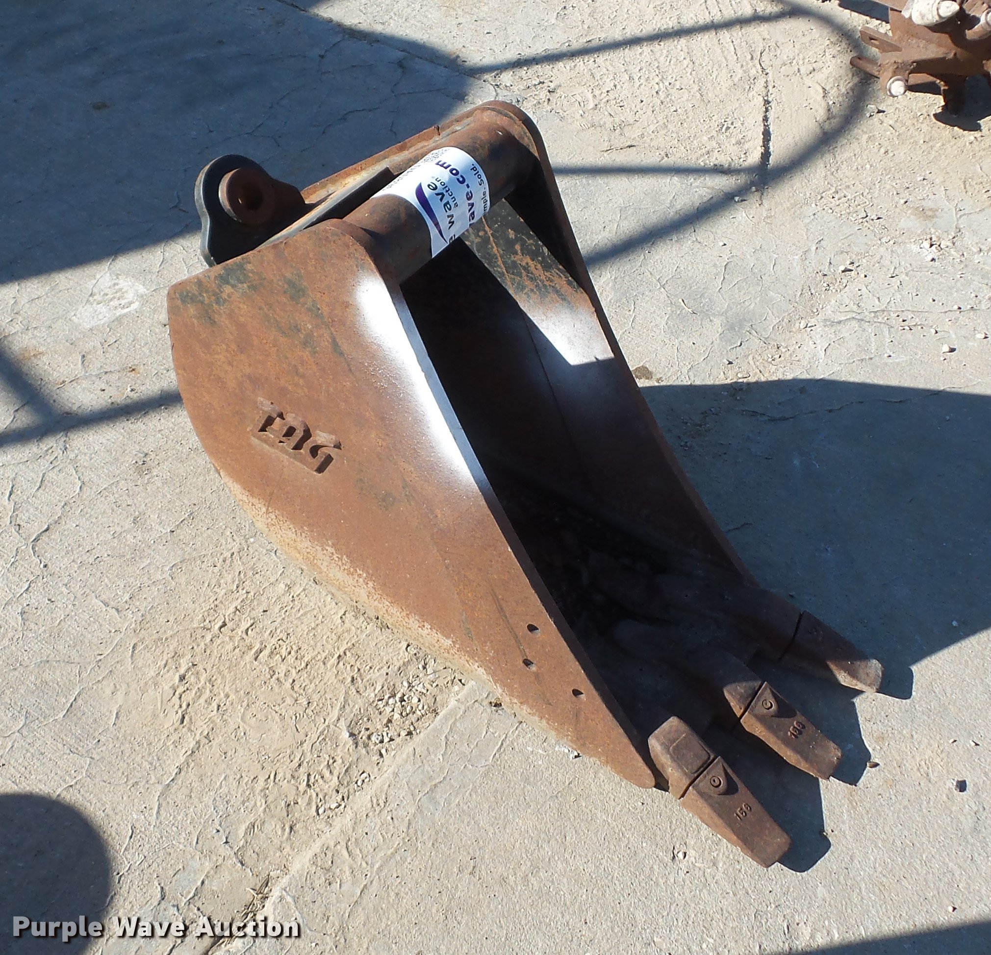 12"W backhoe bucket in Raytown, MO | Item DA0896 sold | Purple Wave