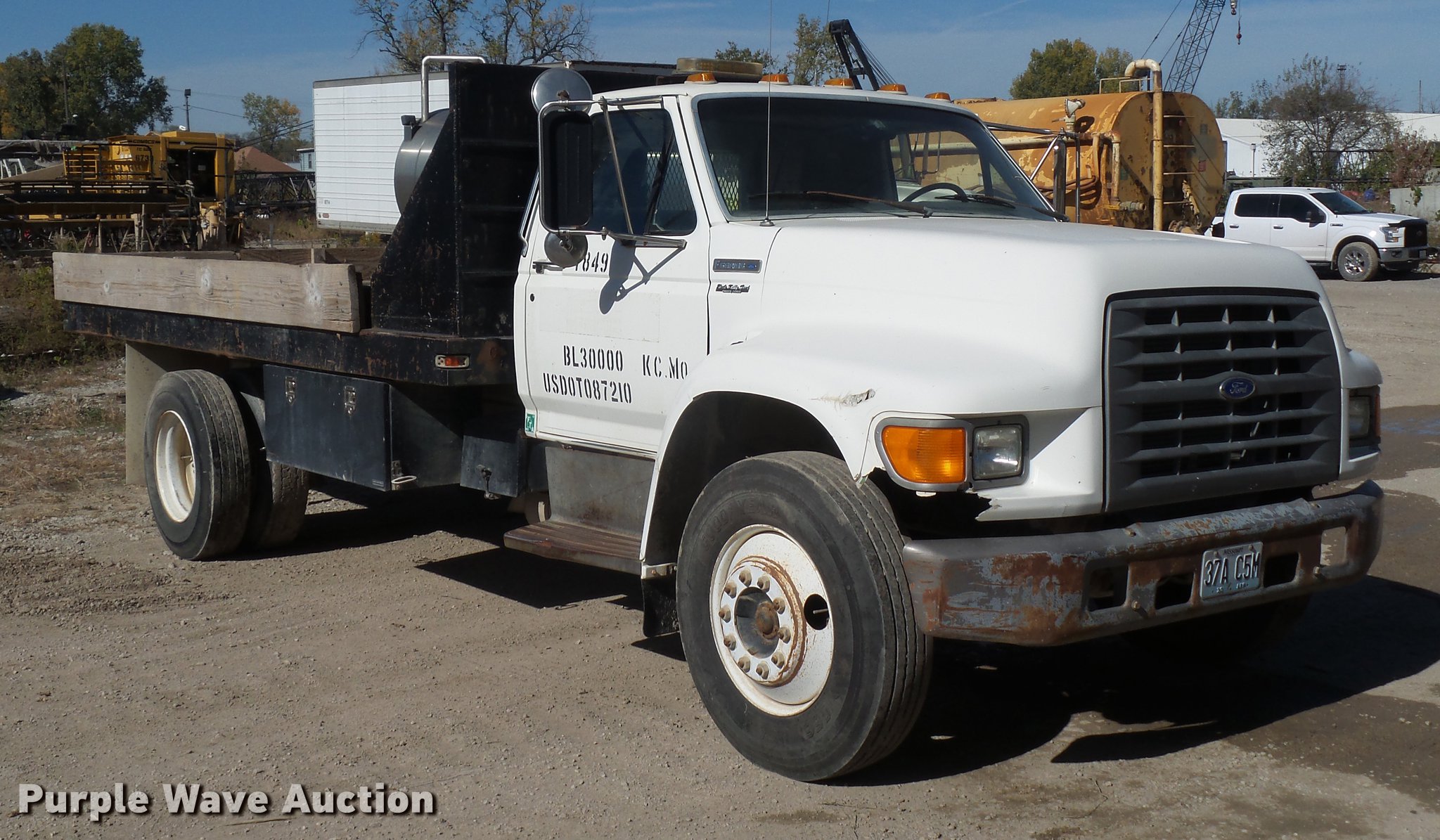 1996 Ford F800 flatbed truck in Kansas City, MO | Item DD9500 sold ...
