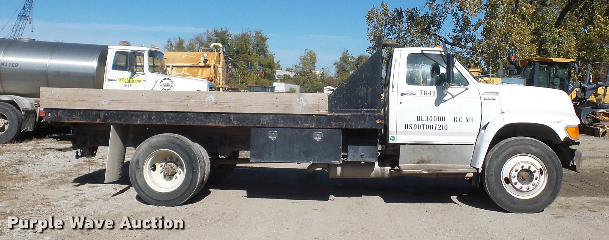 1996 Ford F800 flatbed truck in Kansas City, MO | Item DD9500 sold ...