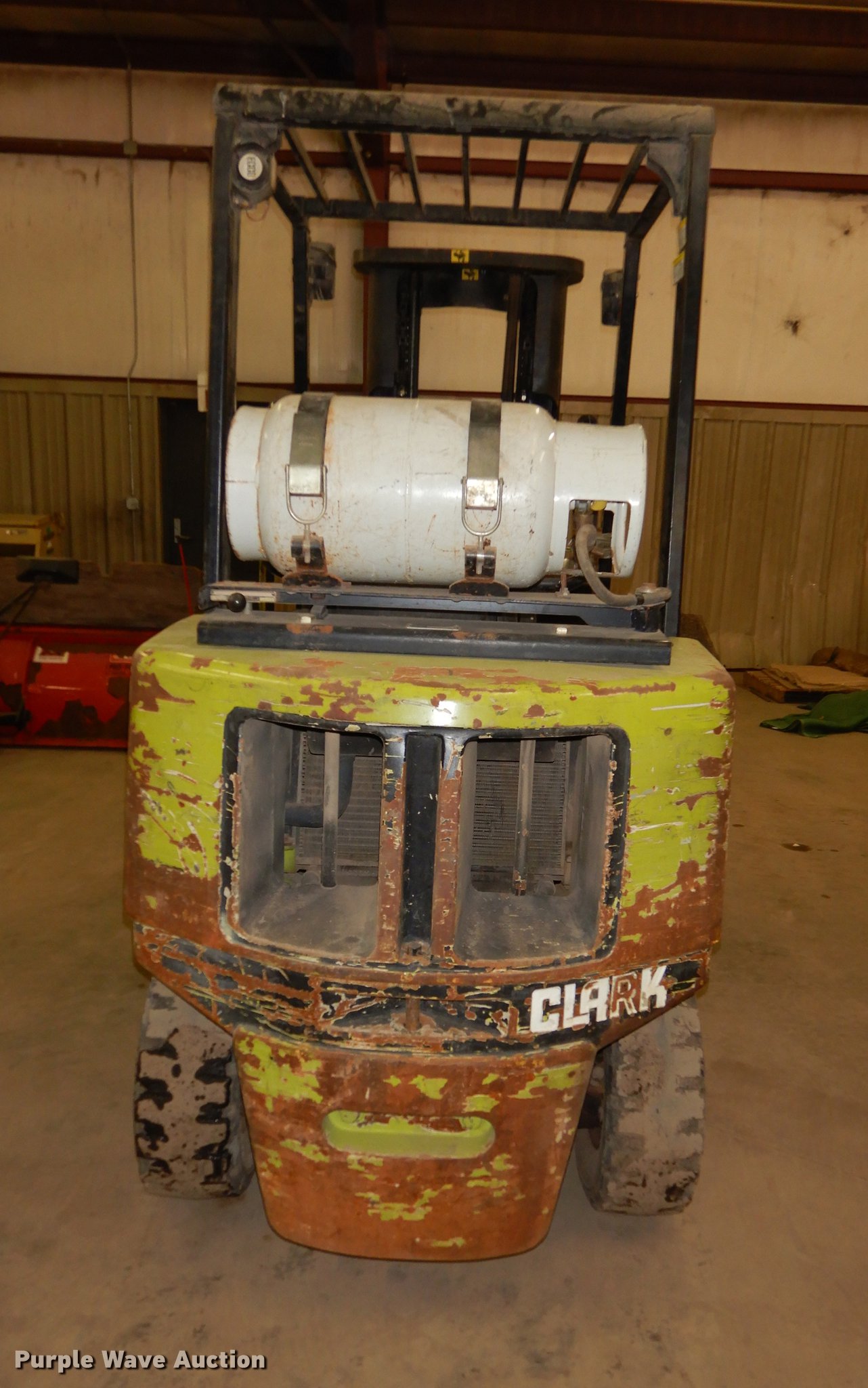 1995 Clark CGP30 forklift in Topeka, KS | Item EE9244 sold | Purple Wave