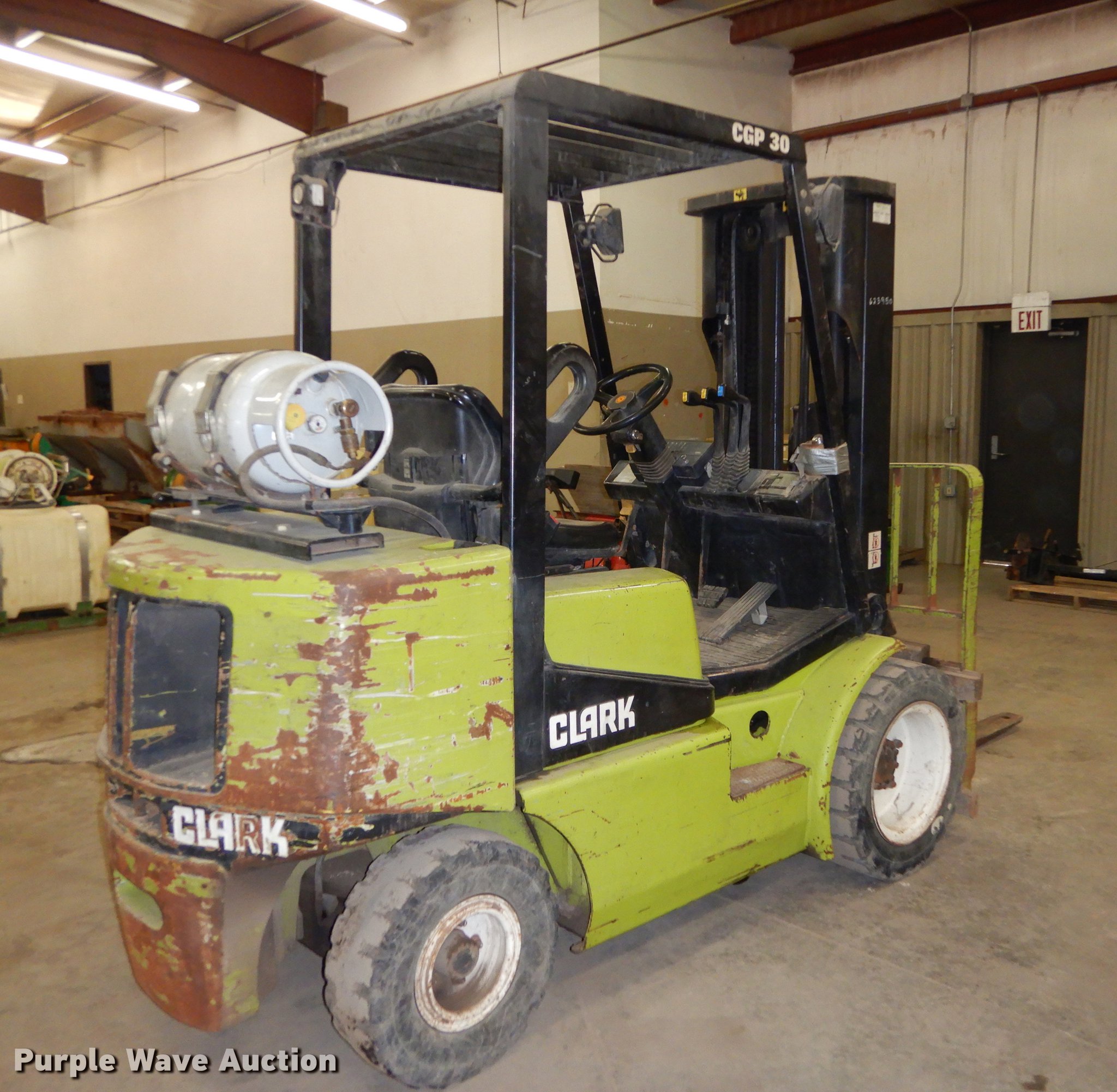 1995 Clark CGP30 forklift in Topeka, KS | Item EE9244 sold | Purple Wave