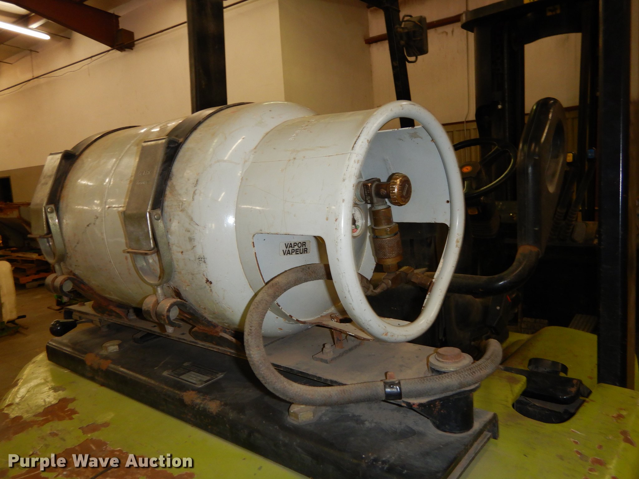 1995 Clark CGP30 forklift in Topeka, KS | Item EE9244 sold | Purple Wave