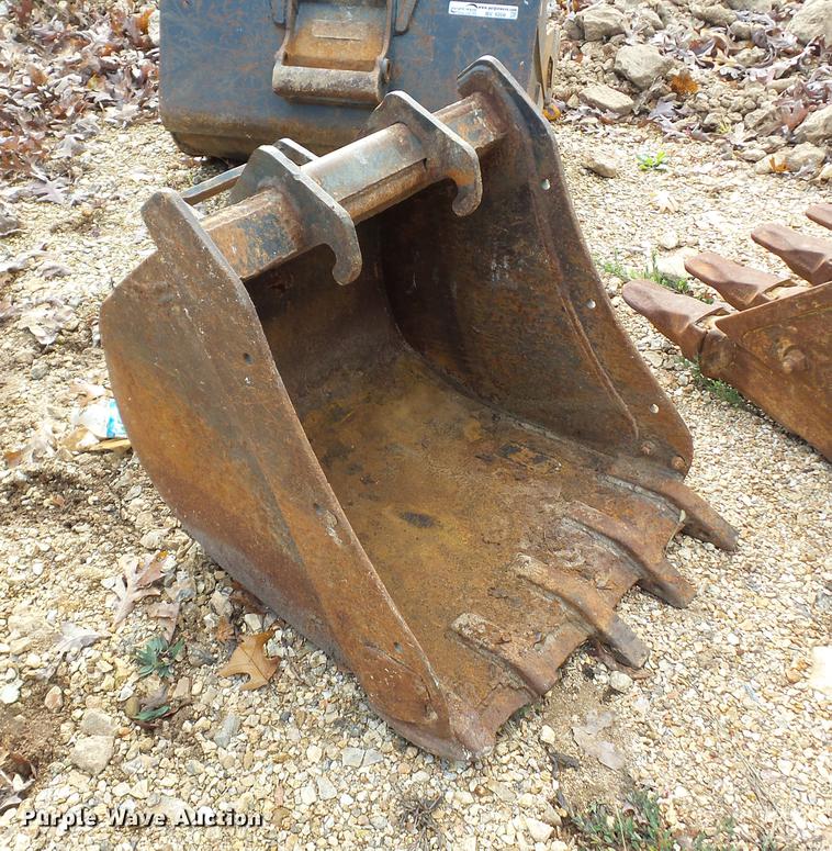 Bobcat excavator bucket in Gravois Mills, MO | Item BV9206 sold ...